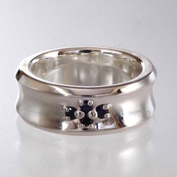 【ラッピング無料】 リングデザインの凹みは光を集め輝きを見せるデザインになっています。また中央にセットされた石がアクセントになっています。ペアでつけてお互いの気持ちを確認するのもいいですね！シンプルなデザインだからスタイルを選ばないのも魅力...