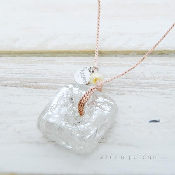 アロマの香りがやさしく香るアロマペンダント〜 Aroma Pendant 〜人気のアロマペンダント再販！リニューアルでガラスがキラキラ入りになりました《アロマペンダントの使い方》側面の小さな穴からほのかに香りが漂います専用のスポイトで側面の...