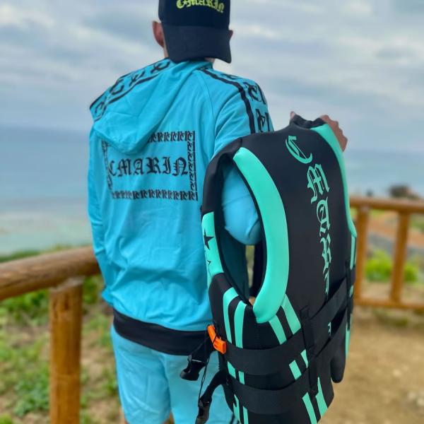 Cmarinのラッシュセットアップです。ラッシュパーカーとボードショーツのセットさらにこだわり・改良ポイント多数ジッパーチャームがC.Marinロゴオリジナルで細部までこだわりがつまってます