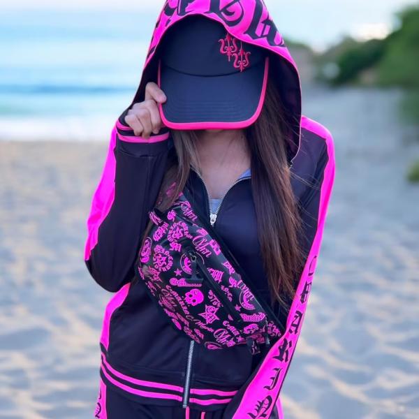 完全防水 (IPX7)：IPX7規格に対応した完全防水ウエストポーチ。水深1mまで30分間の浸水にも耐える防水性能を持っており、アウトドアやスポーツ、急な雨などでも大切なアイテムをしっかり守ります。