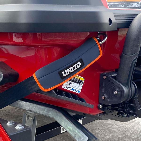 「UNLIMITEDタイダウンパッド」新改良マジックテープでかんたん着脱耐久性もアップし、頻繁に使用しても安心。5mmのネオプレン素材を採用。優れたクッション性サイズ:展開時：約22cm × 19cm巻時：約22cm × 6.5cm※縫製に...