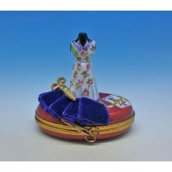 【商品説明】新品ですが年数が経っているため、セール価格にて販売しております。商品には問題ございません。箱には若干色褪せがあります。箱付 手描き（裏側にサインあります） 巾6.7cm 奥行4.6cm 高さ6.2cm