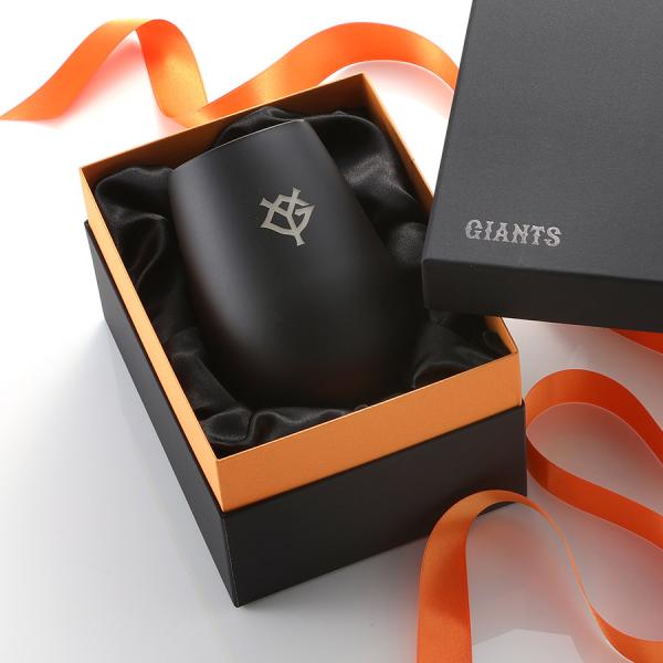 クリスタルガラスにゴールド、その上にブラックを多重コーティングした特別なグラス。熟練職人が一つひとつ材料を吟味してYGロゴを刻印。刻印部からは一層目のゴールドが渋く浮かび上がる魅力的なグラス。「GIANTS」ロゴの箔押しを施した最高級のオリ...