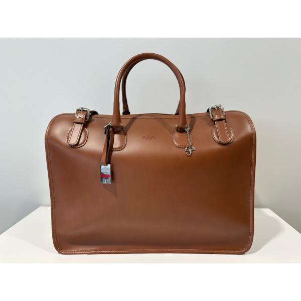 イタリア・ナポリの高級バッグメーカー【TRAMONTANO（トラモンターノ）】と、イタリアの自動車【ABARTH（アバルト）】の旅行用ボストンバッグです。TRAMONTANO（トラモンターノ）は、1865年にナポリで創業した高級バッグおよび...