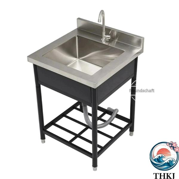 ガーデニングやキャンプ、工事現場などに簡単にご使用いただけるシンクです。サビに強い流し台なので屋外でも安心  付け洗いなどに嬉しい水溜できる排水口収納棚が付属しているため、洗い物や洗剤などはスペースを占用せずに保管できます。脚部にカタつき防...