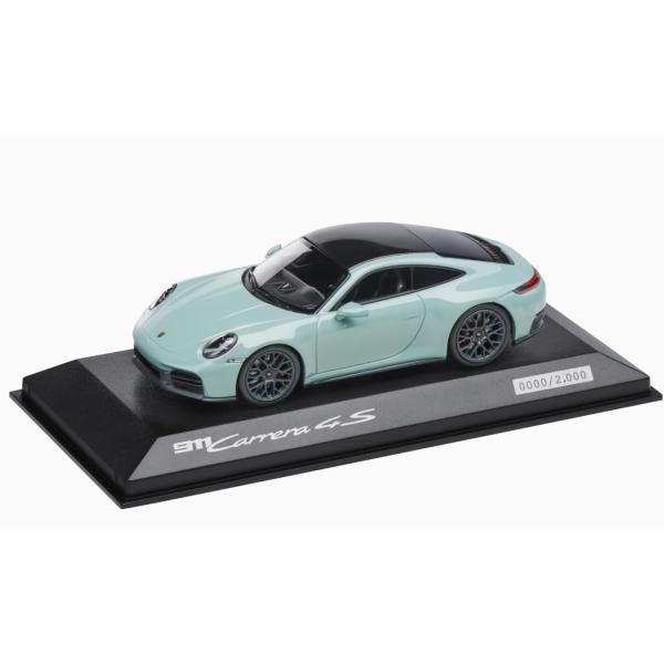 進化を重ねながらも不変の美しさを持つポルシェ 911 カレラ 4S（992.2型）の2024年モデルを、希少なシェードグリーンメタリックで仕立てたディーラー限定品。四輪駆動システムが生み出す盤石のトラクションと、熟成された水平対向ターボエン...