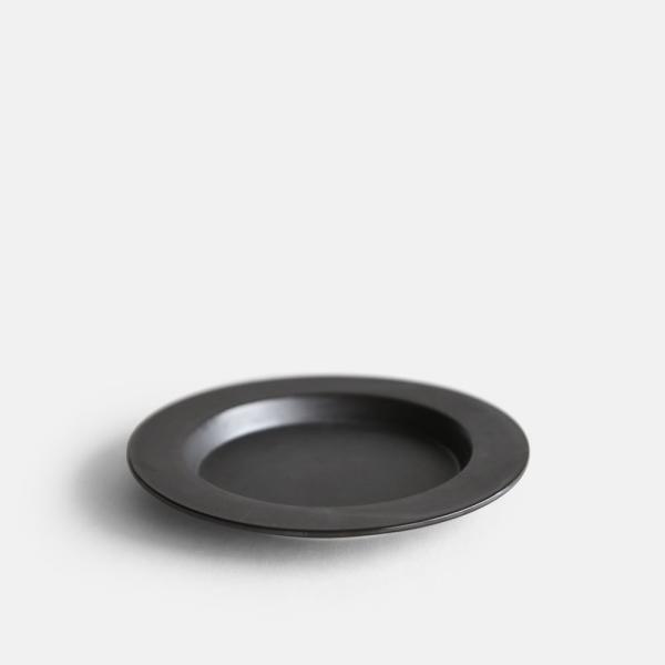 このシンプルなテーブルウェアは、スタッキングが可能で、世界の日常に使えるスタンダードなテーブルウェアです。デザイナー柳原照弘は磁器の製造工程の中で必ず起こる釉薬の現象をヒントに、完全と不完全の美が共存するデザインを提案しました。日本で古くか...