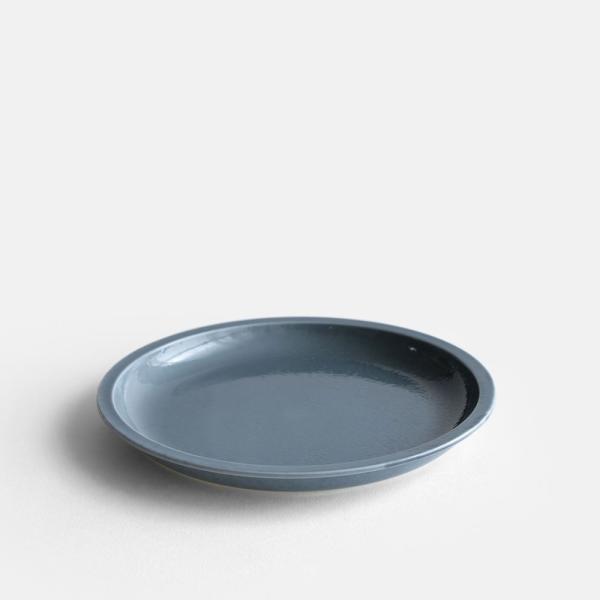 このシンプルなテーブルウェアは、スタッキングが可能で、世界の日常に使えるスタンダードなテーブルウェアです。デザイナー柳原照弘は磁器の製造工程の中で必ず起こる釉薬の現象をヒントに、完全と不完全の美が共存するデザインを提案しました。日本で古くか...