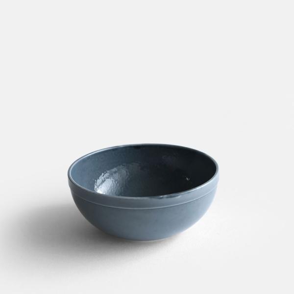 このシンプルなテーブルウェアは、スタッキングが可能で、世界の日常に使えるスタンダードなテーブルウェアです。デザイナー柳原照弘は磁器の製造工程の中で必ず起こる釉薬の現象をヒントに、完全と不完全の美が共存するデザインを提案しました。日本で古くか...