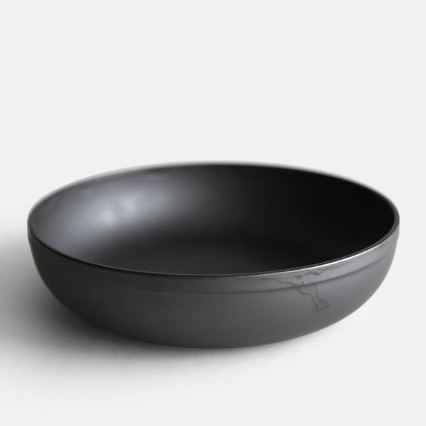 このシンプルなテーブルウェアは、スタッキングが可能で、世界の日常に使えるスタンダードなテーブルウェアです。デザイナー柳原照弘は磁器の製造工程の中で必ず起こる釉薬の現象をヒントに、完全と不完全の美が共存するデザインを提案しました。日本で古くか...