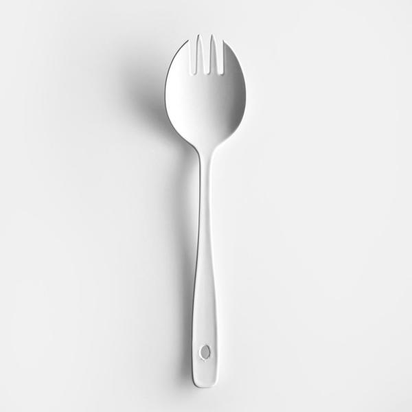 TSUBAME SPORKは琺瑯の先割れスプーンです。先割れスプーンはスプーンとしての機能は勿論、フォークの役割も果たすことから、これ一本で様々なシーンで活躍してくれます。また琺瑯の金属の影響を受けず味質を変えないという特性がインドア、アウ...