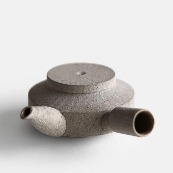 岐阜県多治見市の陶磁器作家チーム3RD CERAMICSによる急須。轆轤（ろくろ）で制作された急須は表面には釉薬がかかっていない為、ザラザラとした手触り。注ぐ際に片手で蓋を抑えて注げるよう高さを抑えた設計になっています。また全体的にエッジの...
