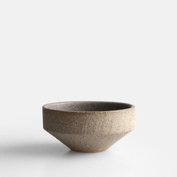 岐阜県多治見市の陶磁器作家チーム3RD CERAMICSによる湯呑み。轆轤（ろくろ）で制作された急須は表面には釉薬がかかっていない為、ザラザラとした手触り。エッジの効いたシャープなデザインが特徴的です。【 Brand 】3RD CERAMI...