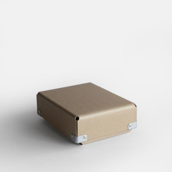 ヨーロッパで開発された繊維ボード「パスコ」を使い、折り曲げて形成し四つ角を最小限の金具で留めただけのシンプルな収納ボックスです。日本では昔から、文書や衣料あるいは身の回りの品の収納などに使用されたいた「行季」をイメージして再構築されています...