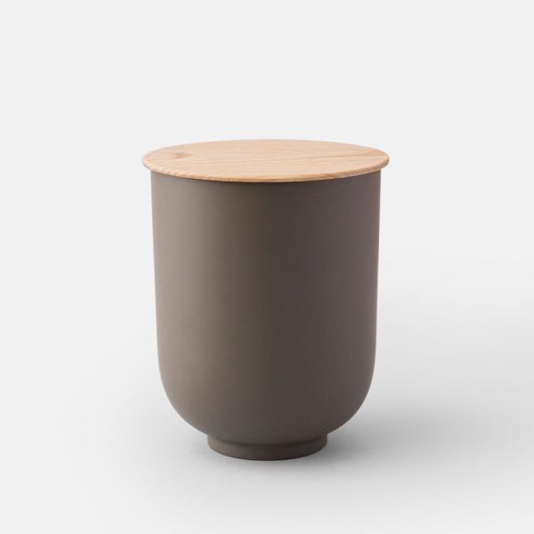 日本で古くから使われるお椀からインスピレーションを受けデザインされた「STORE」。 福井県鯖江市で約300年漆器業を営んできた関坂漆器とイギリスを拠点に活躍中の Industrial Facility（Sam Hecht&amp;Kim ...