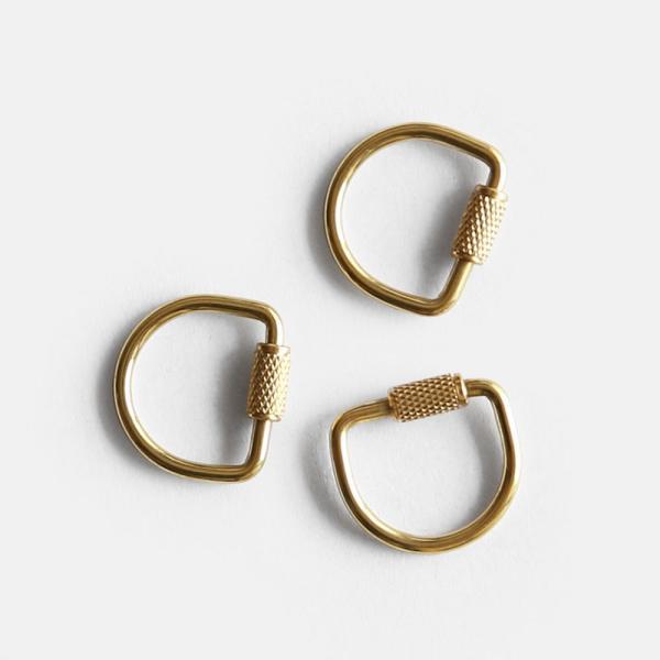 小型のスクリューロックタイプのキーリング（同色3pcsパック）になります。真鍮製のネジ型留め具で鍵の取り付け取り外しが簡単にできます。カラビナなどに取り付けて、鍵の仕分けにご使用ください。【 Brand 】CANDY DESIGN &amp...