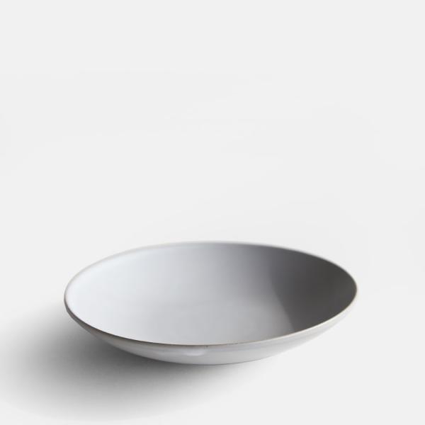 せっ器と呼ばれる焼き物でつくられた器。三重の四日市や、愛知の土は粘土に鉄分が多く含まれるため、焼き締めることによって吸水性のない堅い器が出来ます。本来、急須などに多く使用される土ですが、その土でこの器はつくられています。焼き締めたままのグレ...