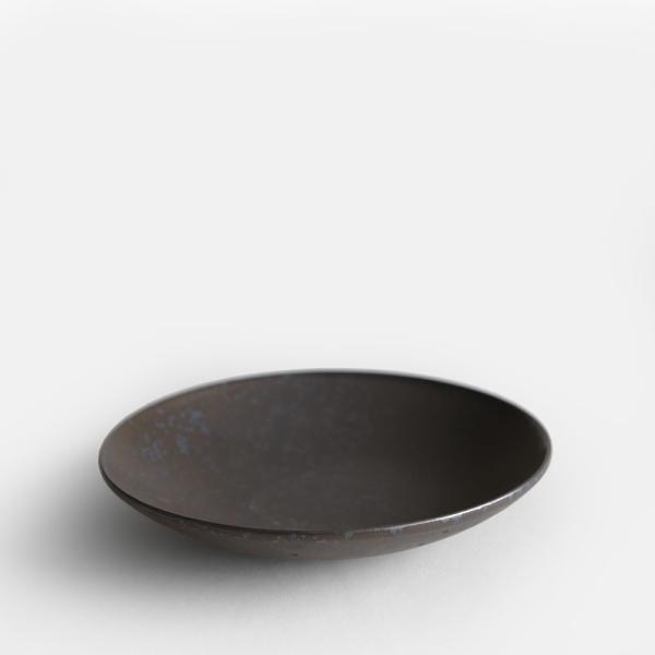 せっ器と呼ばれる焼き物でつくられた器。三重の四日市や、愛知の土は粘土に鉄分が多く含まれるため、焼き締めることによって吸水性のない堅い器が出来ます。本来、急須などに多く使用される土ですが、その土でこの器はつくられています。焼き締めたままのグレ...