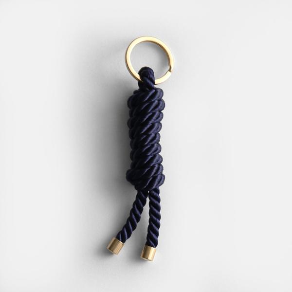 ロープワーク Lineknot （ラインノット）結びで作られたキーリング。光沢感のある紐がカジュアルな普段のアクセントに。ユニセックスでお使い頂けるデザインですので、ギフトにもおすすめです。【 Brand 】NOEUD（ヌー）【 サイズ 】...