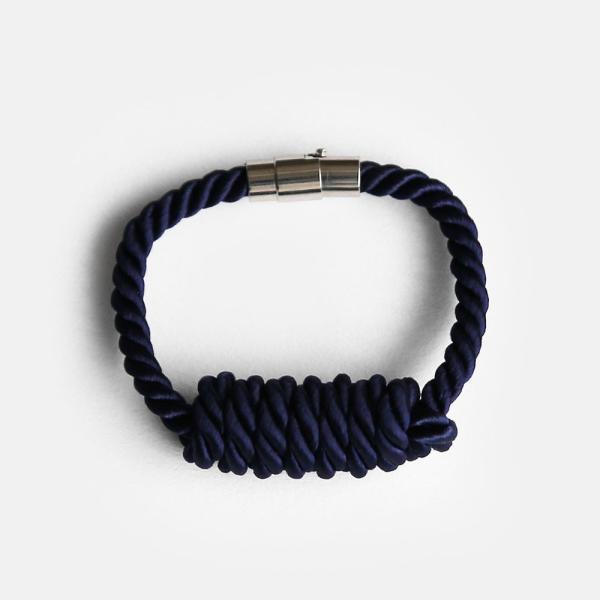 ロープワーク Lineknot （ラインノット）結びで作られたブレスレット。光沢感のある紐がカジュアルな普段のアクセントに。パーティーシーンでのアクセントにも。留め具にはマグネットクラスプを使用し、付け外しも簡単です。【 Brand 】NO...