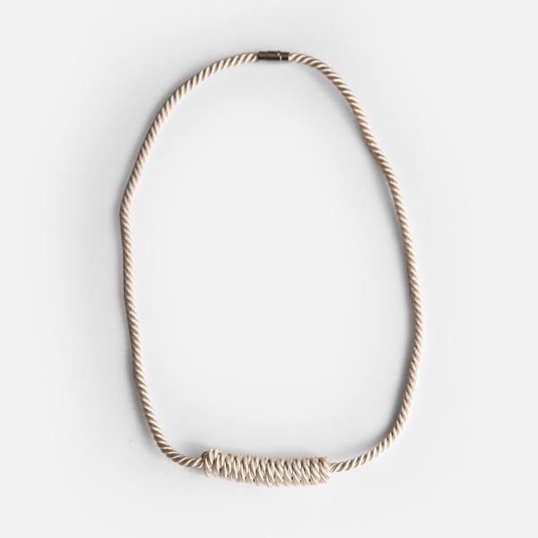 ロープワーク Lineknot （ラインノット）結びで作られたネックレス。光沢感のある紐がカジュアルな普段のアクセントに。パーティーシーンでのアクセントにも。留め具にはマグネットクラスプを使用し、付け外しも簡単です。