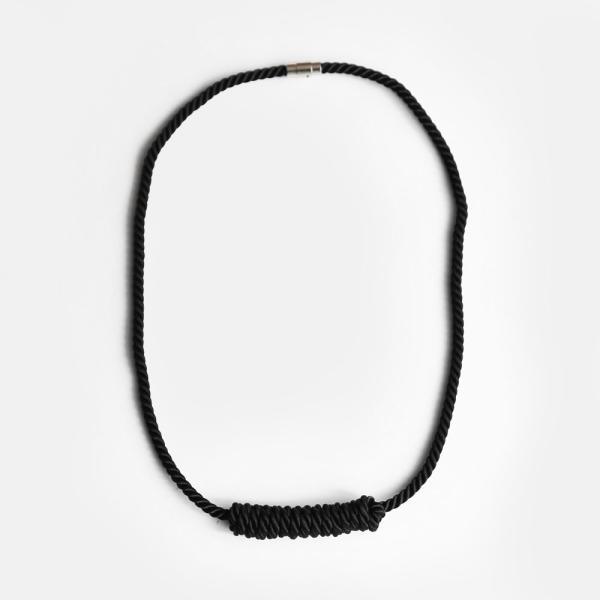 ロープワーク Lineknot （ラインノット）結びで作られたネックレス。光沢感のある紐がカジュアルな普段のアクセントに。パーティーシーンでのアクセントにも。留め具にはマグネットクラスプを使用し、付け外しも簡単です。