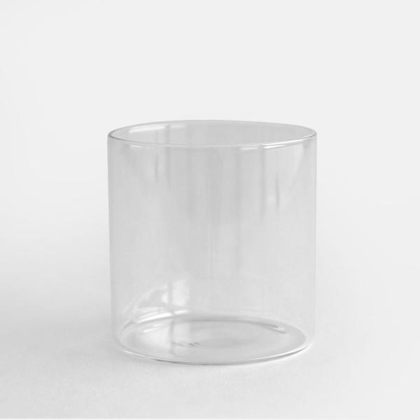 VISION GLASSは、インドの理化学機器メーカーBOROSIL社が製造するグラスです。単純で飾らないフォルムと、極くミニマルなかたちは、暮らしのどこにあっても主張し過ぎず、いつでも中に入るものの魅力を引き立てます。DOFサイズはロック...