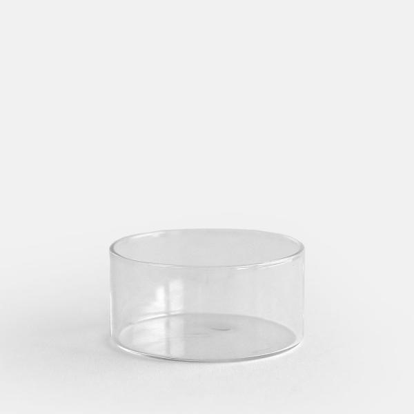 VISION GLASSは、インドの理化学機器メーカーBOROSIL社が製造するグラスです。単純で飾らないフォルムと、極くミニマルなかたちは、暮らしのどこにあっても主張し過ぎず、いつでも中に入るものの魅力を引き立てます。Katorie LA...