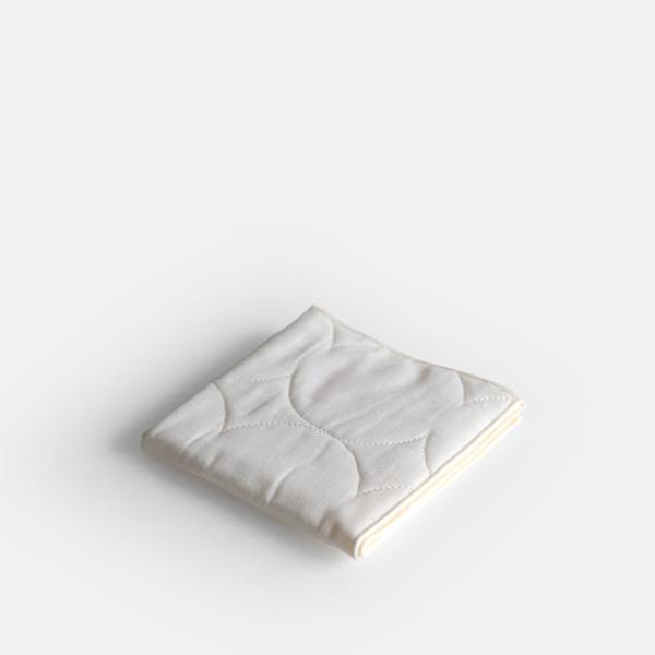 医療用の脱脂綿とガーゼで作る「pasima (パシーマ)」のハンカチ。仕上剤を使用せず、赤ちゃんから大人まで、肌が弱い方にも安心してお使いいただけます。「UKIHA」の生地よりも中わたの量が少ないので、軽くて乾きやすく、持ち運びにもぴったり...