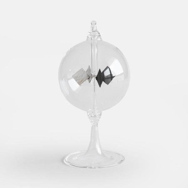 ラジオメーターは、光エネルギーが運動エネルギーに変換される方法を実証する実験器具として1873年にイギリスの物理学者ウィリアムズ・クロークによって発明されました。太陽光や白熱灯などの赤外線を含んだ光を当てるとガラス球内部の金属板が回転し、光...