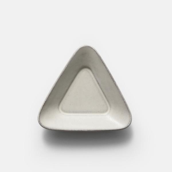 岐阜県多治見市の陶磁器作家チーム3RD CERAMICSによるおつまみ皿。黒い土に表情のある釉薬で仕上げた優しい手触りのお皿です。ちょっとしたおつまみや前菜を盛り付けてお使い頂くのに丁度よいサイズ感です。【 Brand 】3RD CERAM...