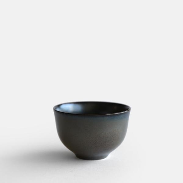 関わる人（生産者・購入者）や環境が、相互に豊かになれる関係性が築けるプロダクトを目指し、生み出された「ALONGU 明論具」。程よい厚み、軽さが特徴の「ALONGU 明論具」は、料理が盛り付けられた時の美しさだけではなく、食器洗いの時の扱い...