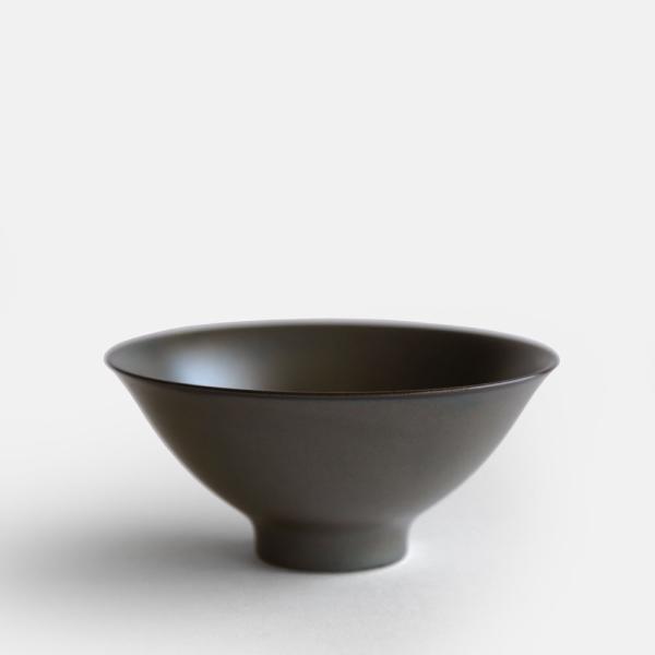 関わる人（生産者・購入者）や環境が、相互に豊かになれる関係性が築けるプロダクトを目指し、生み出された「ALONGU 明論具」。程よい厚み、軽さが特徴の「ALONGU 明論具」は、料理が盛り付けられた時の美しさだけではなく、食器洗いの時の扱い...