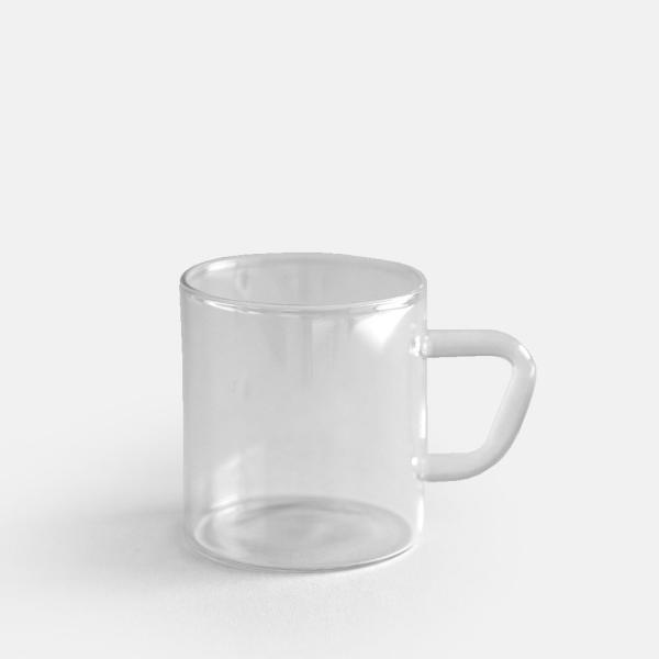 VISION GLASSは、インドの理化学機器メーカーBOROSIL社が製造するグラスです。単純で飾らないフォルムと、極くミニマルなかたちは、暮らしのどこにあっても主張し過ぎず、いつでも中に入るものの魅力を引き立てます。MUG LWは温かい...