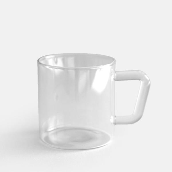 VISION GLASSは、インドの理化学機器メーカーBOROSIL社が製造するグラスです。単純で飾らないフォルムと、極くミニマルなかたちは、暮らしのどこにあっても主張し過ぎず、いつでも中に入るものの魅力を引き立てます。MUG LWは温かい...