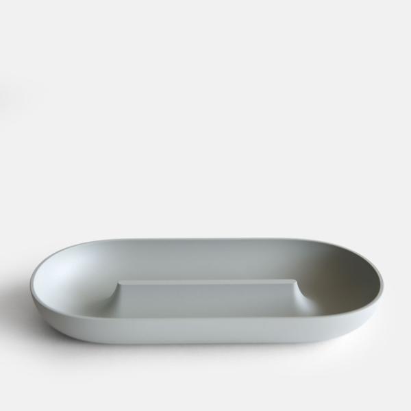 デザイナー 熊谷彰博氏のデザインによる多目的プレート「PARK」。漆器の盛り皿やプレートのゆるやかな仕切りをイメージしたハーフパイプのフォルム。食卓では、トレーやボウル、プレートとして。デスク周りに置いて、散らばる文房具やメガネをすっきりと...