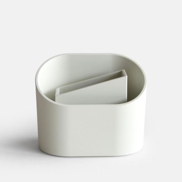 デザインレーベル ”Oy” デザインの多目的収納「STAND」。中と外、2つの形で構成された「STAND」はデスクや洗面所で使用できる多目的な収納容器。外身は、おおきな口でサイズの大きな物を収める事ができ、取り出しやすい斜めの切り口を持つシ...