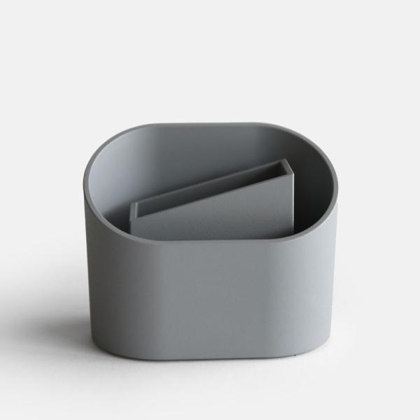 デザインレーベル ”Oy” デザインの多目的収納「STAND」。中と外、2つの形で構成された「STAND」はデスクや洗面所で使用できる多目的な収納容器。外身は、おおきな口でサイズの大きな物を収める事ができ、取り出しやすい斜めの切り口を持つシ...