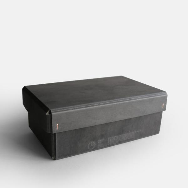 STACK CONTAINERSによるシューズボックス。紙をベースに日本の伝統的な塗料とパラフィンによる蝋引きを施して作られるボックスは1点1点微妙に異なる表情は使い続けるほどに深みを増していきます。大切な靴の保管用として、また靴以外の細々...