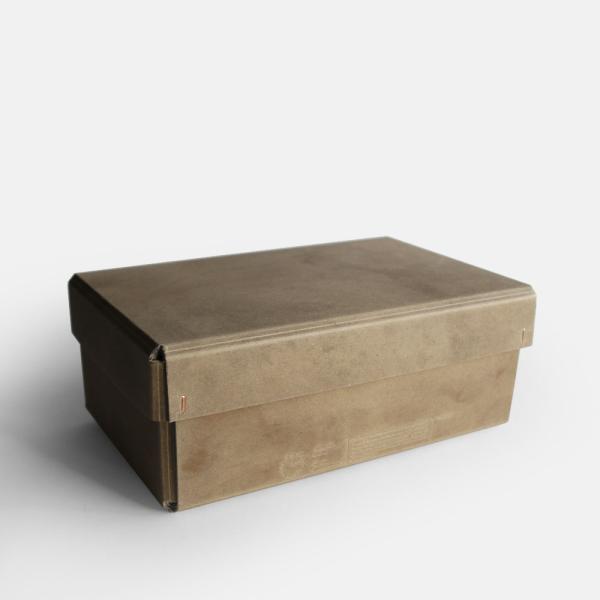 STACK CONTAINERSによるシューズボックス。紙をベースに日本の伝統的な塗料とパラフィンによる蝋引きを施して作られるボックスは1点1点微妙に異なる表情は使い続けるほどに深みを増していきます。大切な靴の保管用として、また靴以外の細々...