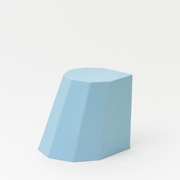 イタリア人デザイナー Martino Gamper（マルティノ・ガンパー）が2006年にデザインしたスツール。このスツールはイーストロンドン、ショーディッチの中心部にあるロンドン初の公営住宅プロジェクト、アーノルドサーカスで毎年開催されてい...