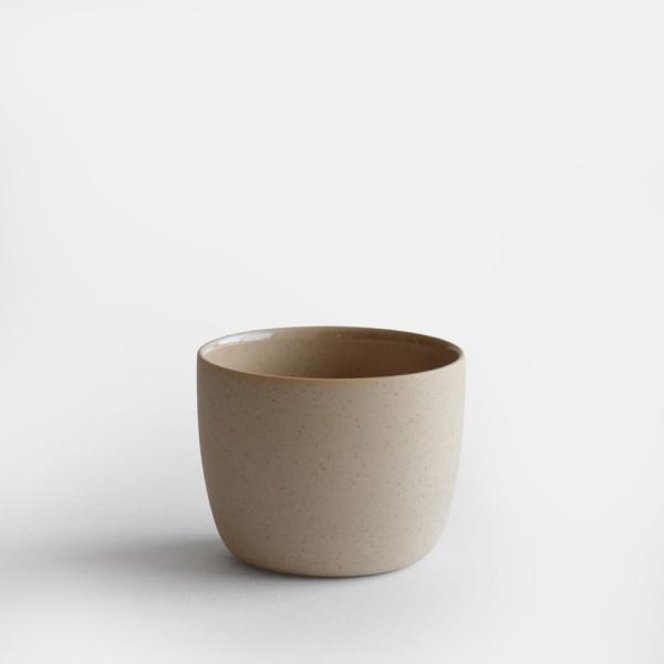 オランダのデザイナー、カースティ・ヴァン・ノートは、素材のリサーチからデザインをスタートさせました。彼女は採石場を訪れ、有田で利用される陶石が不純物を殆ど含まない極めて特別なものであることや、不純物を多く含む原料は全て廃棄されている現状を知...