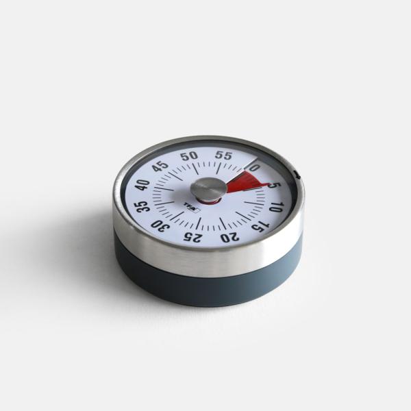 最大60分まで連続設定ができるステンレス製アナログキッチンタイマー。特許取得のカラー残時間表示により、残り時間を明確に表示。マグネットで、冷蔵庫やその他の金属面に簡単に取り付けることができます。【 Brand 】TFA DOSTMANN（テ...