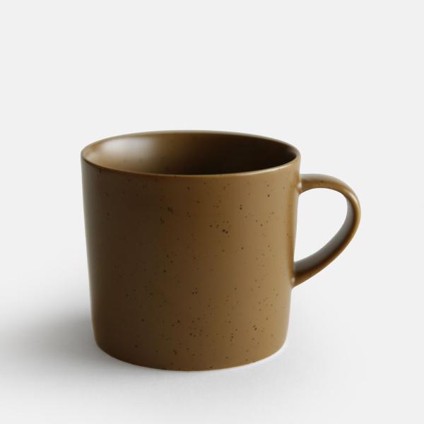 コレクション”STUGSUND”（ステューグスンド）は、Manses DesignのレストランもあるSoderhamnの港町から名付けられました。地模様のある食器に、全面にブラウンの釉薬を施したシリーズです。ヴィンテージ食器のような風合いを...