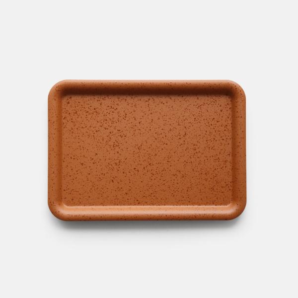 紙のような質感を持ったトレイのシリーズ"PLACE"。色とりどりのドリッピング柄は単なる装飾ではなく、上に載せたモノが滑りづらいノンスリップ効果の機能を持ち合わせています。食卓はもちろん、カフェや食堂、ホテル、旅館など和洋問わず様々なシーン...