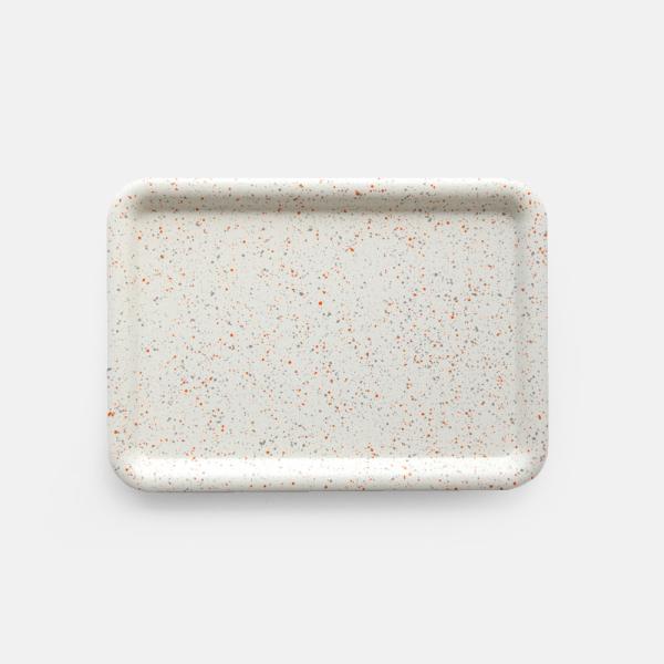 紙のような質感を持ったトレイのシリーズ"PLACE"。色とりどりのドリッピング柄は単なる装飾ではなく、上に載せたモノが滑りづらいノンスリップ効果の機能を持ち合わせています。食卓はもちろん、カフェや食堂、ホテル、旅館など和洋問わず様々なシーン...