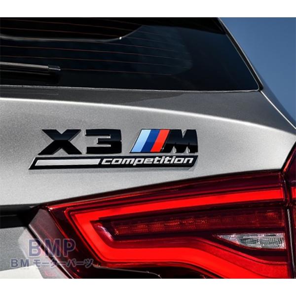 品質保証のBMW純正部品BMW F97 X3 M Competition に装着されているリヤ エンブレムです。サイズ：約4.4cmX20.2cm"X3" "M"部分の高さ：約2.8mm"X3"、"M"、"Competition"、はセパレ...