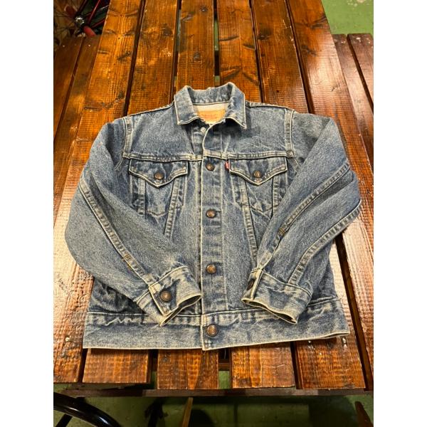 【ブランド】 LEVI'S 【モデル】 70866-0216【カラー】ブルー【メーカーサイズ】12【商品サイズ】 着丈：46cm 肩巾：35cm 身巾：42cm 袖丈：47cm  【素材】 綿：100％ アメリカより並行輸入品1点物、USE...