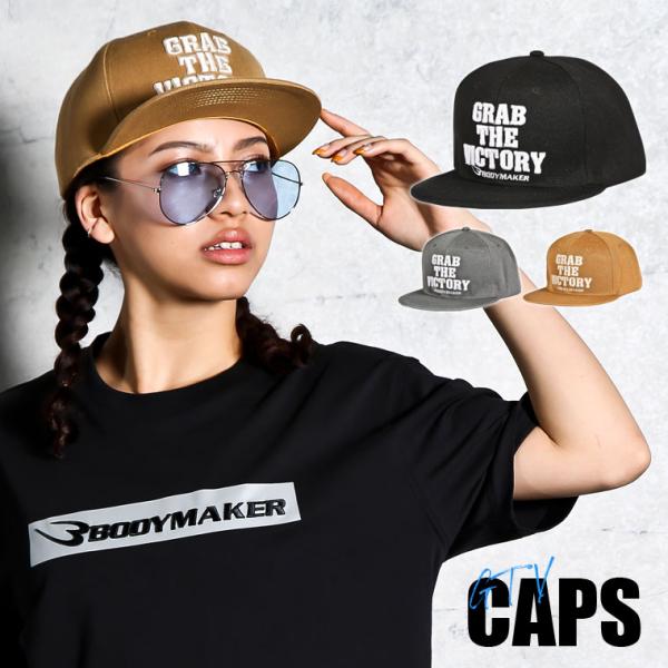 フラットバイザーキャップのコットンツイル素材で仕上げた、ベーシックタイプのキャップです。フロントに立体感のある厚盛り刺繍の「GRAB THE VICTORY」ロゴを配置したシンプルなデザイン。キャップの後ろがスナップで留めるアジャスタブルな...