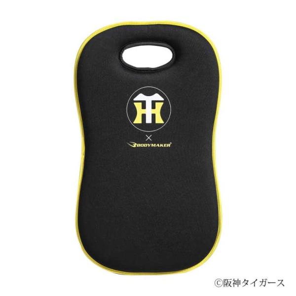 阪神タイガースとのコラボ商品【ベンチクッション】上部には持ち運びに便利なハンドルがあり、持ち運びやすい仕様です。一般的なリュック・トートバッグなどに収納できる大きさで、とても軽く快適さと携帯性を兼ね備えたアイテムです。軽量で持ち運び便利なコ...